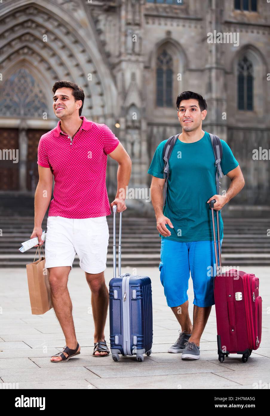 Tourists walking with suitcases hi-res stock photography and images - Alamy