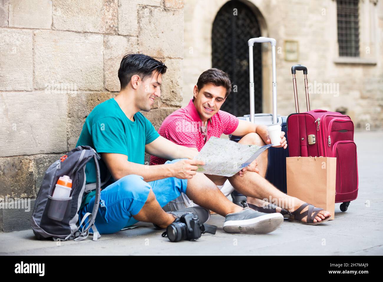 Male tourists map baggage hi-res stock photography and images - Alamy