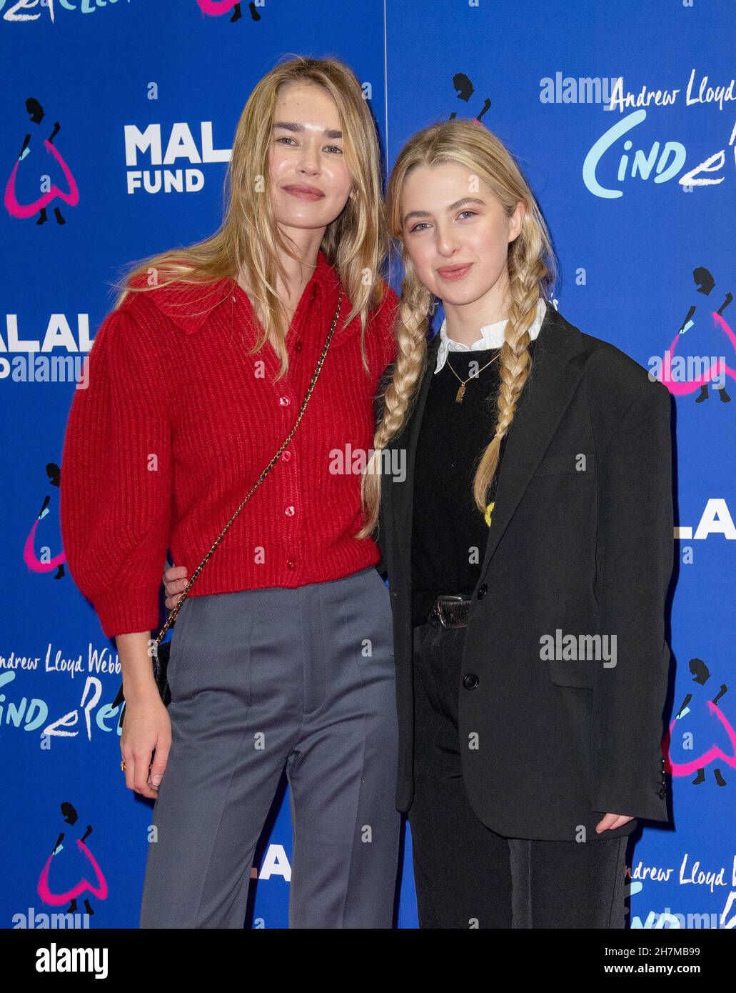 London, UK. 22nd Nov, 2021. Anaïs Gallagher (R), and her guest (L) pose ...
