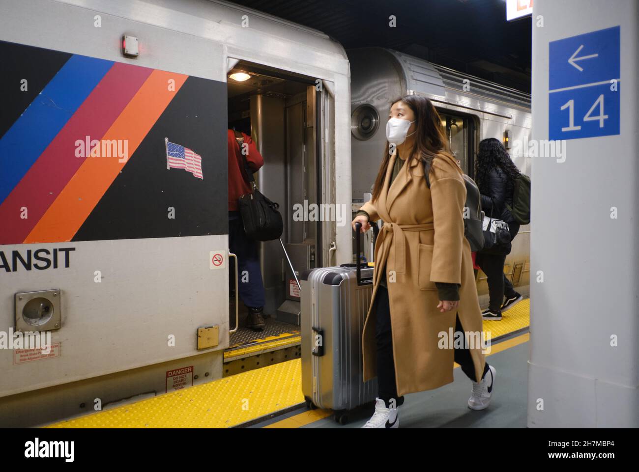 New York, New York, USA. 23rd Nov, 2021. Traveler walks along New ...