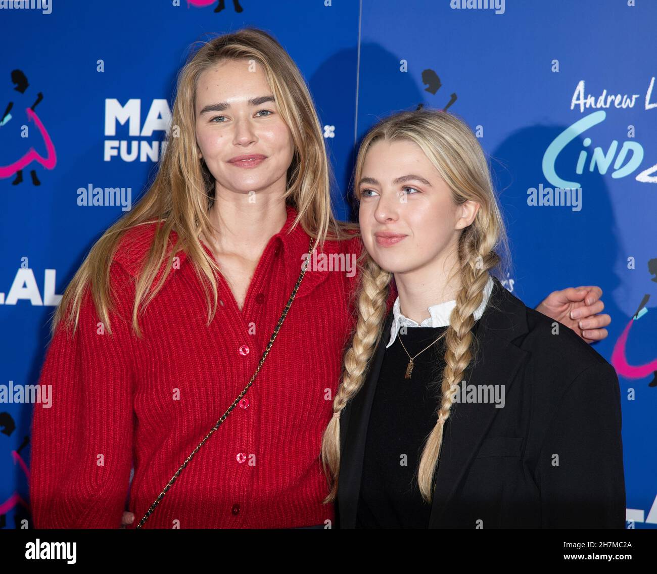 London, UK. 22nd Nov, 2021. Anaïs Gallagher (R), and her guest (L ...