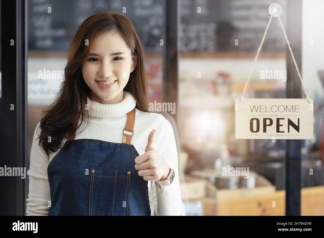 Startup stores, small business owners Standing to display a sign at the ...