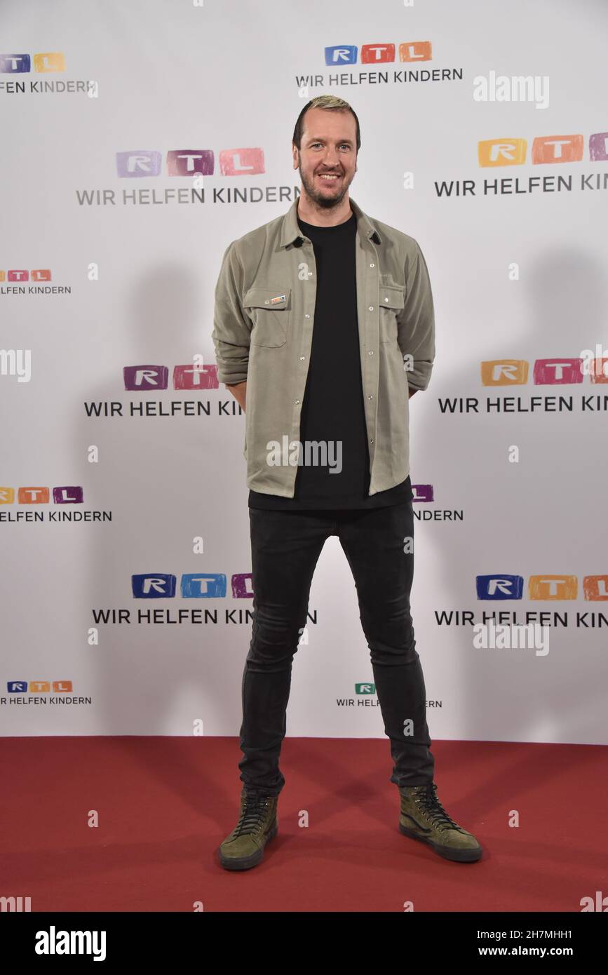 18 November 2021, North Rhine-Westphalia, Hürth: Sportsman Pascal Hens ...