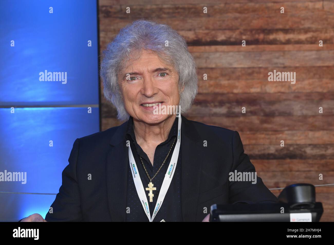 18 November 2021, North Rhine-Westphalia, Hürth: Singer Peter Orloff as ...
