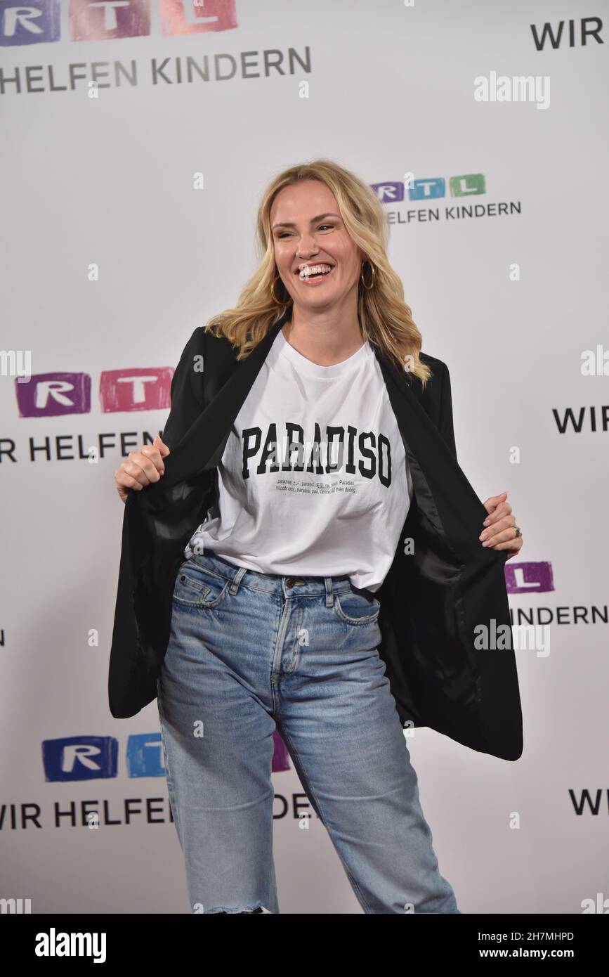 18 November 2021, North Rhine-Westphalia, Hürth: Actress Ania Niedieck ...
