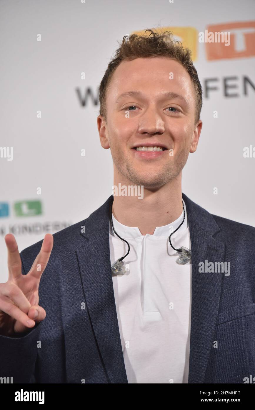 18 November 2021, North Rhine-Westphalia, Hürth: The singer and ...