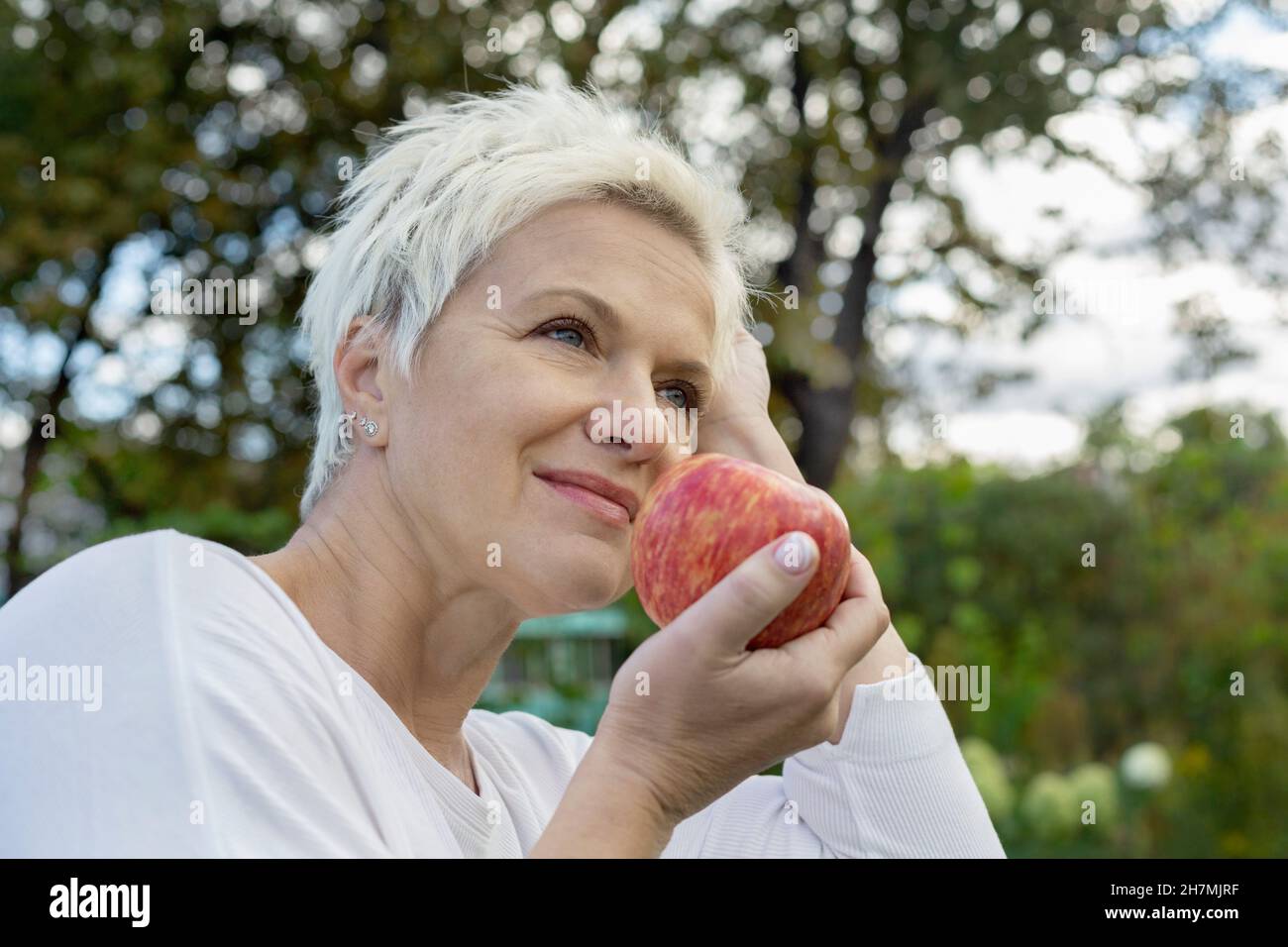 Woman smelling apple hi-res stock photography and images - Alamy