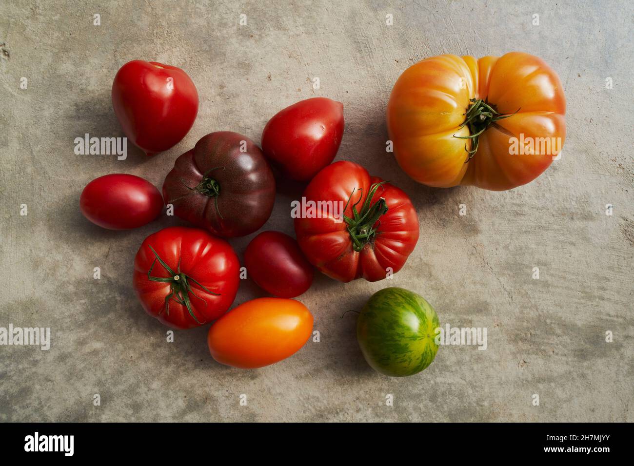 View from above variety of heirloom tomatoes Stock Photo - Alamy