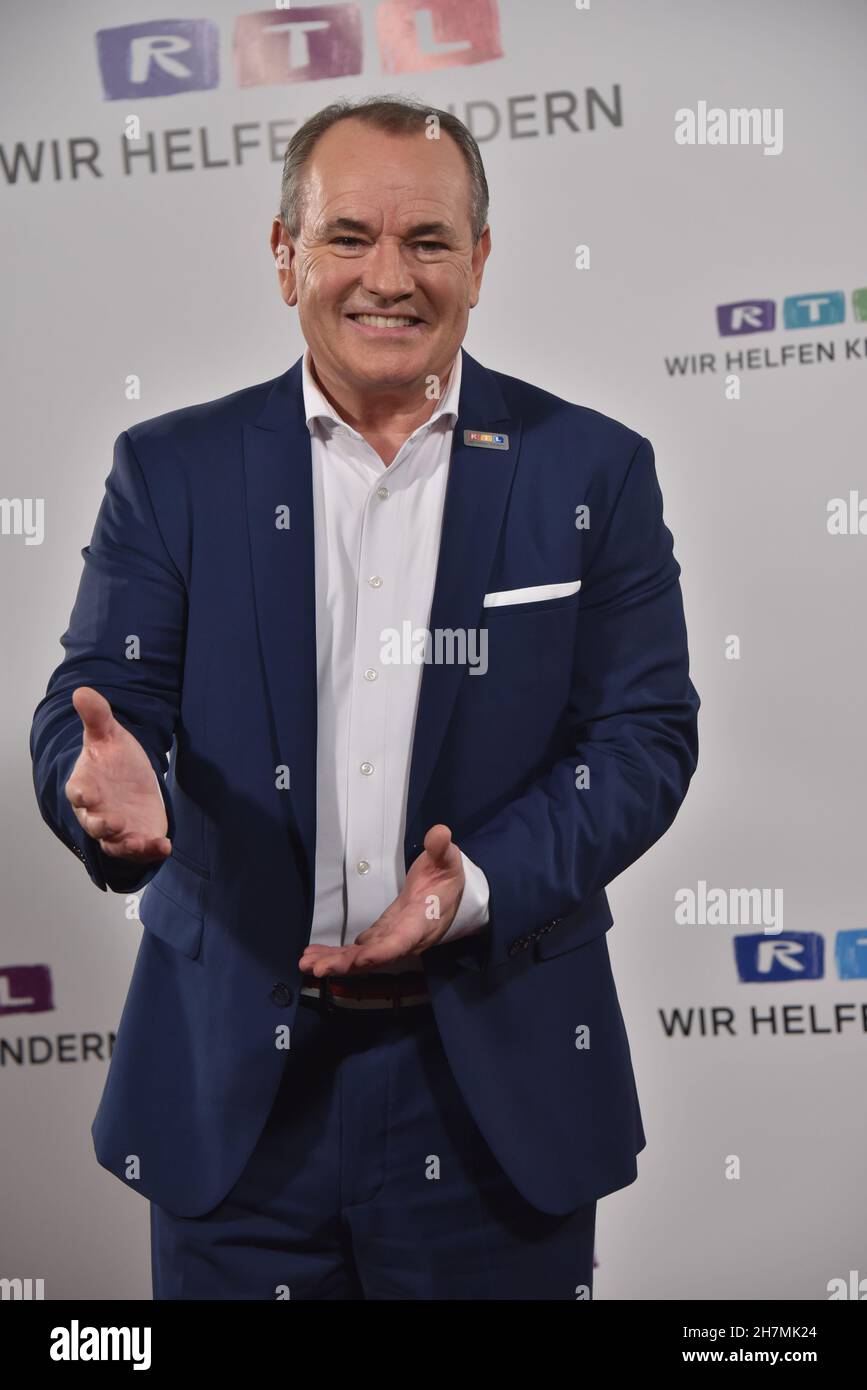 18 November 2021, North Rhine-Westphalia, Hürth: Presenter Wolfram Kons ...