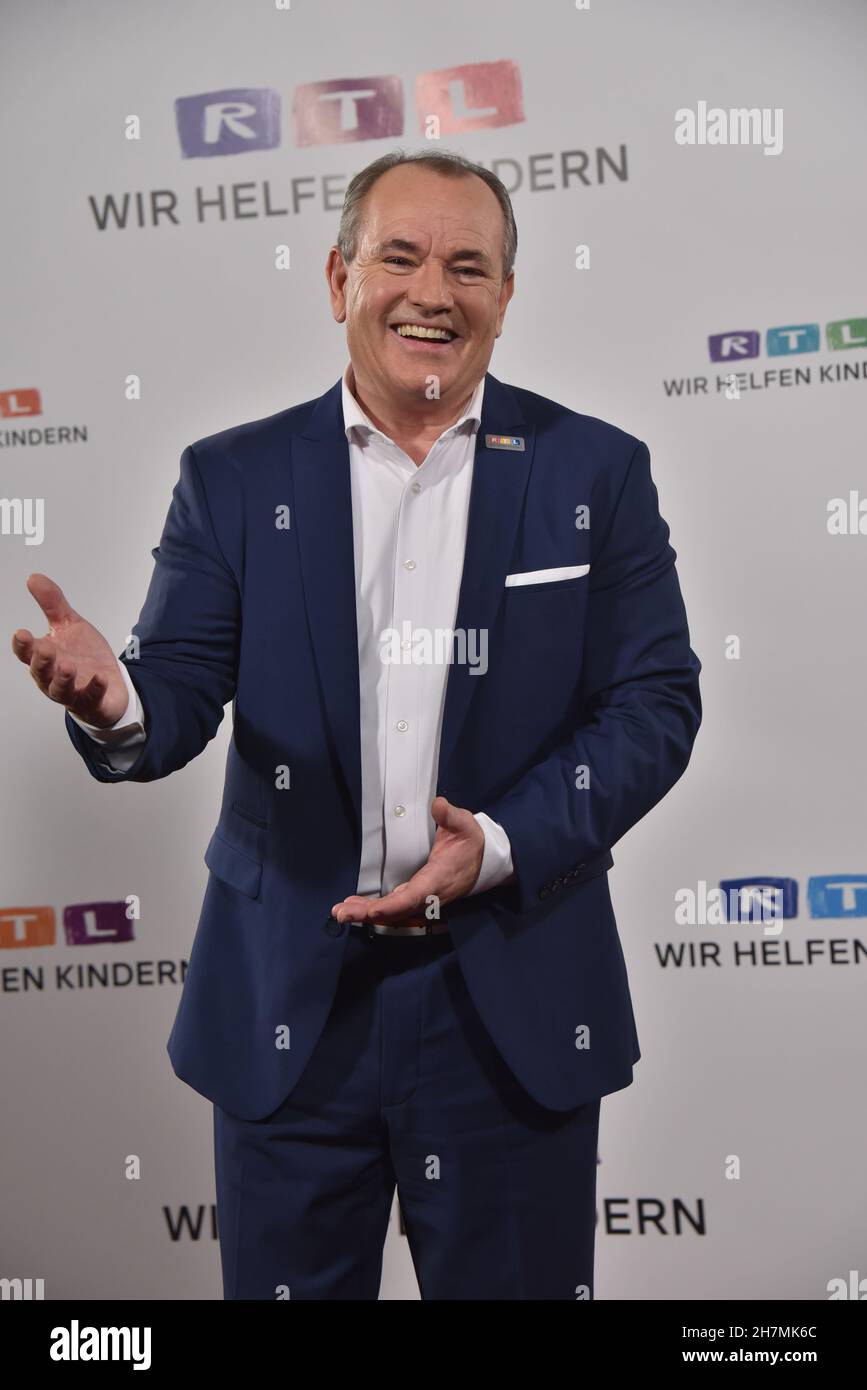 18 November 2021, North Rhine-Westphalia, Hürth: Presenter Wolfram Kons ...