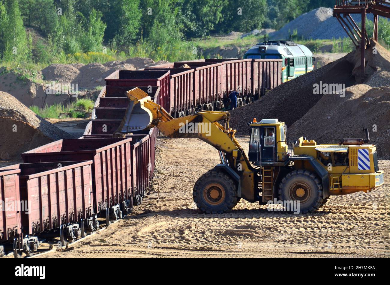 Wheel loader railway wagons hi-res stock photography and images - Alamy