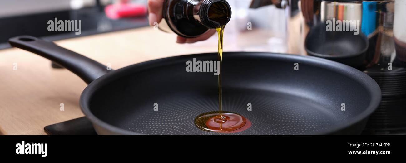 Pouring oil in frying pan hi-res stock photography and images - Alamy