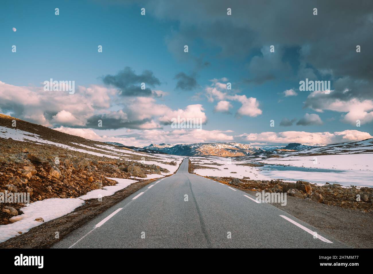 Roadside path pathway hi-res stock photography and images - Alamy