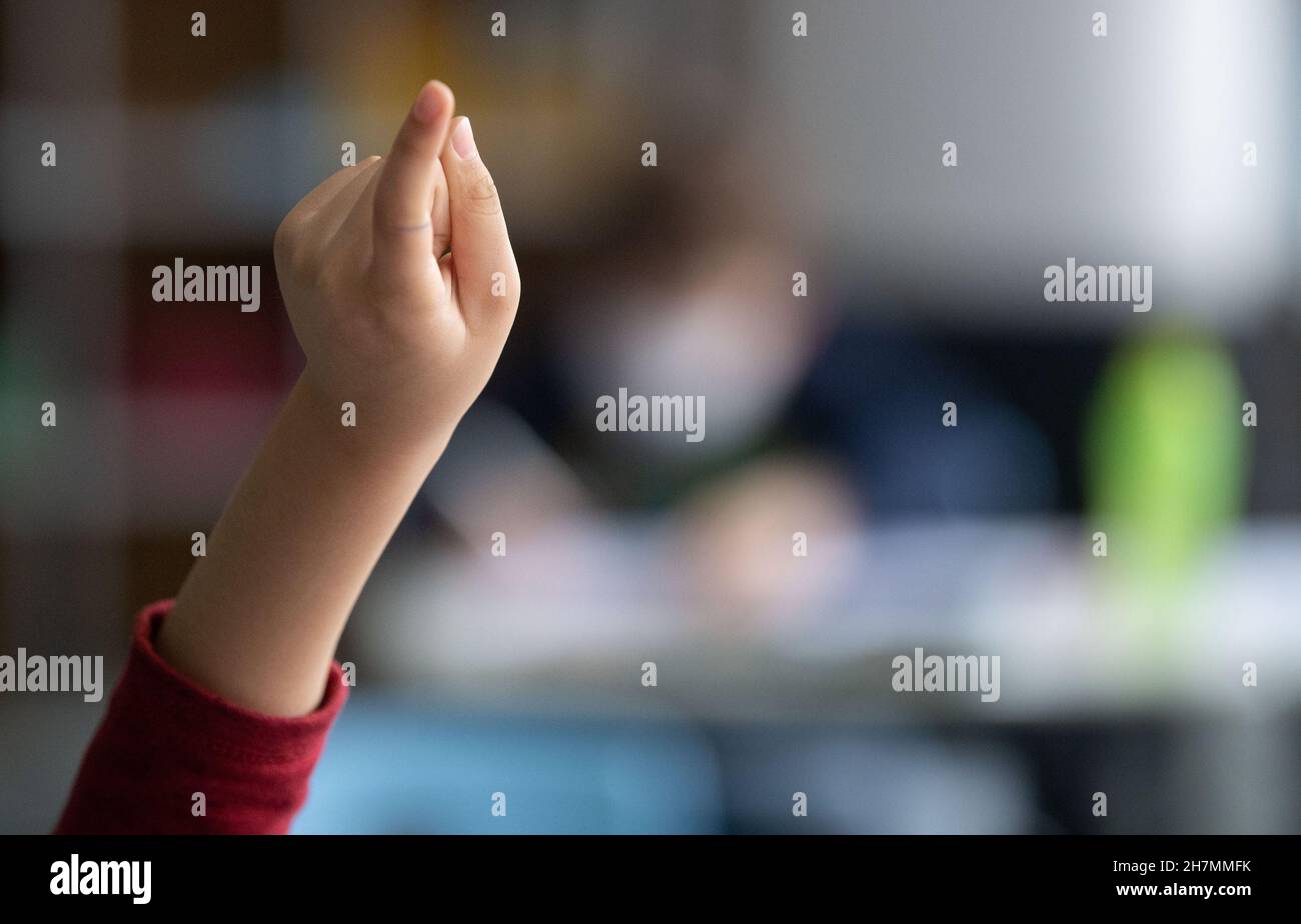 Neckartailfingen, Germany. 18th Nov, 2021. Pupils from the ...