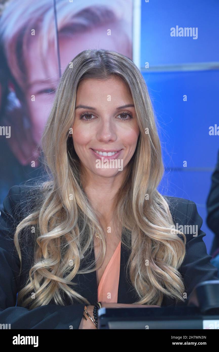 18 November 2021, North Rhine-Westphalia, Hürth: Actress Isabel Vollmer ...