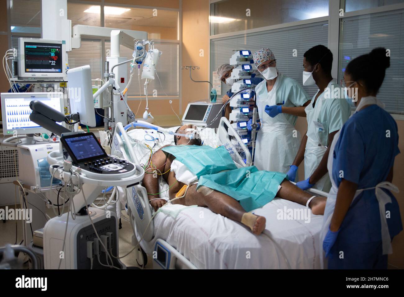 French hospital nurses hi-res stock photography and images - Alamy