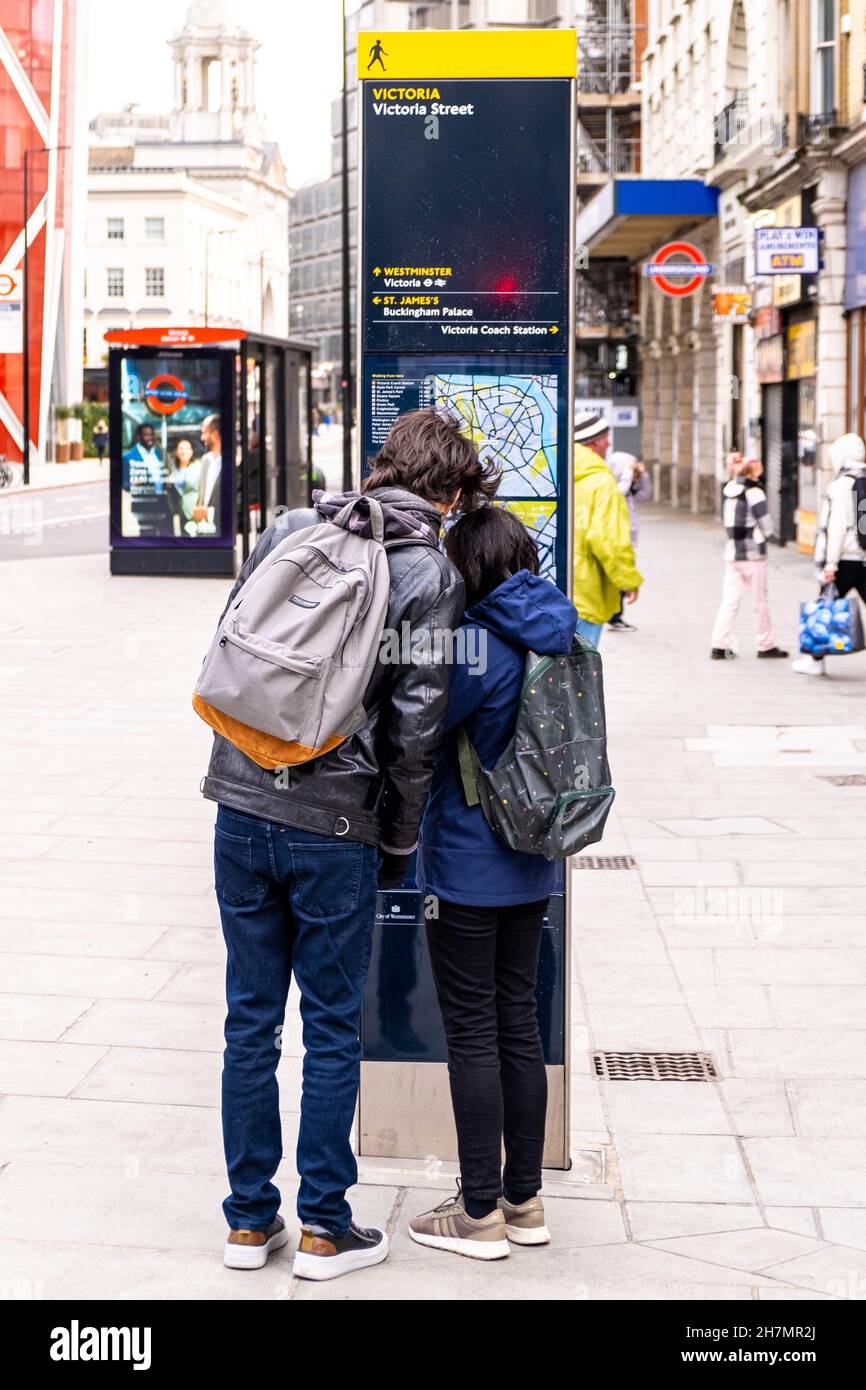 Victoria London England UK, November 21 2021, Young Couple Tourists ...