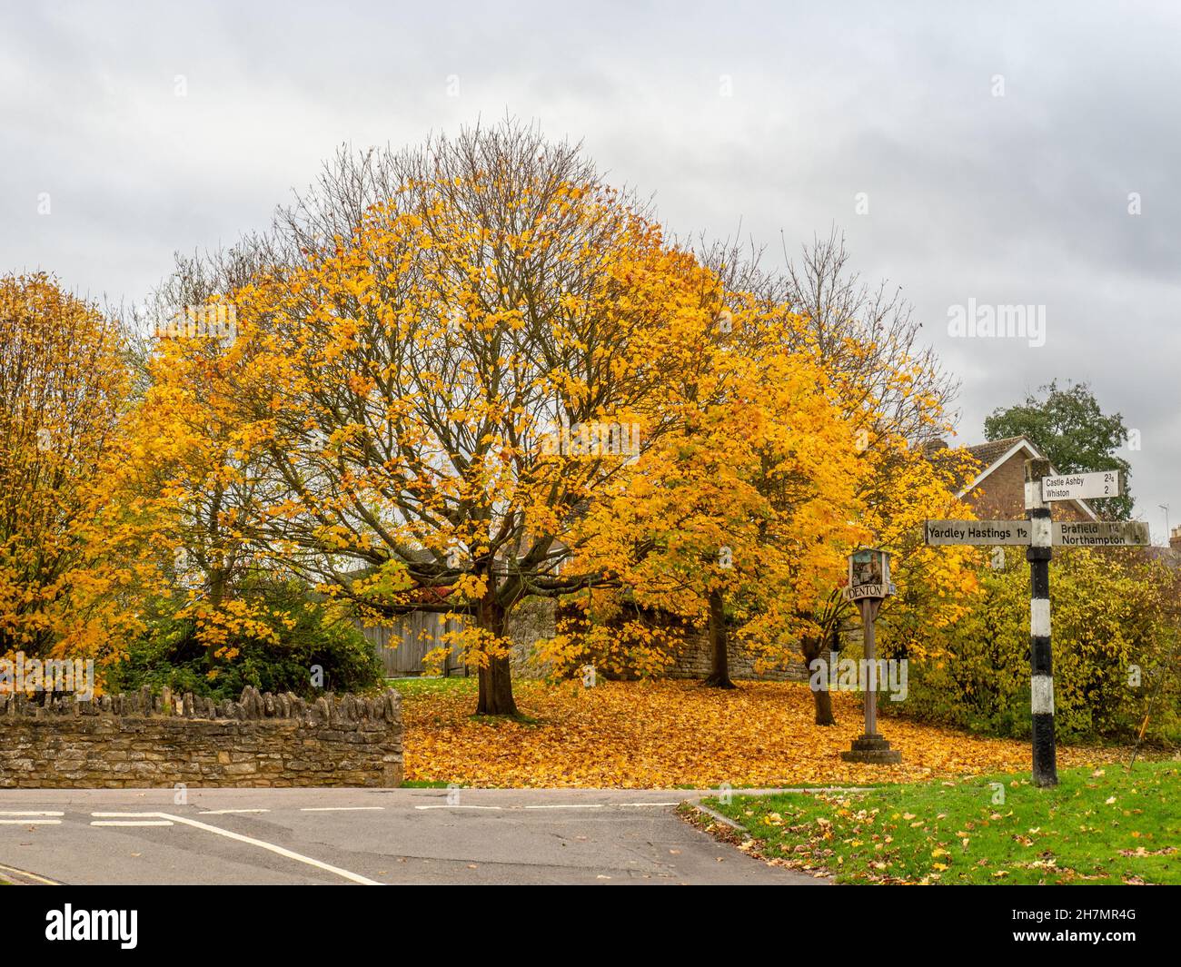 Autumn colours in the village of Denton, Northamptonshire, UK Stock ...