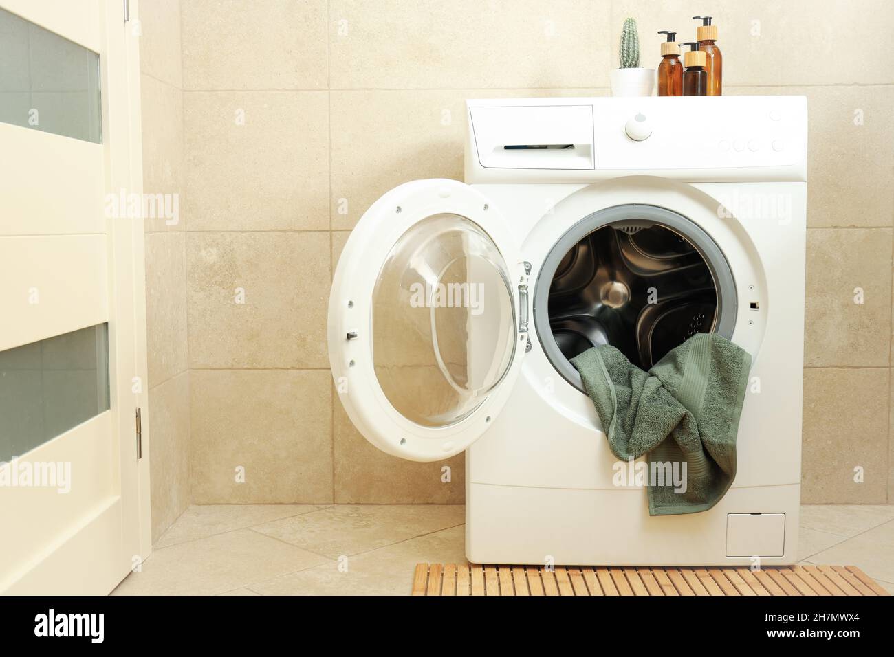In unit washer and dryer machine hi-res stock photography and images ...