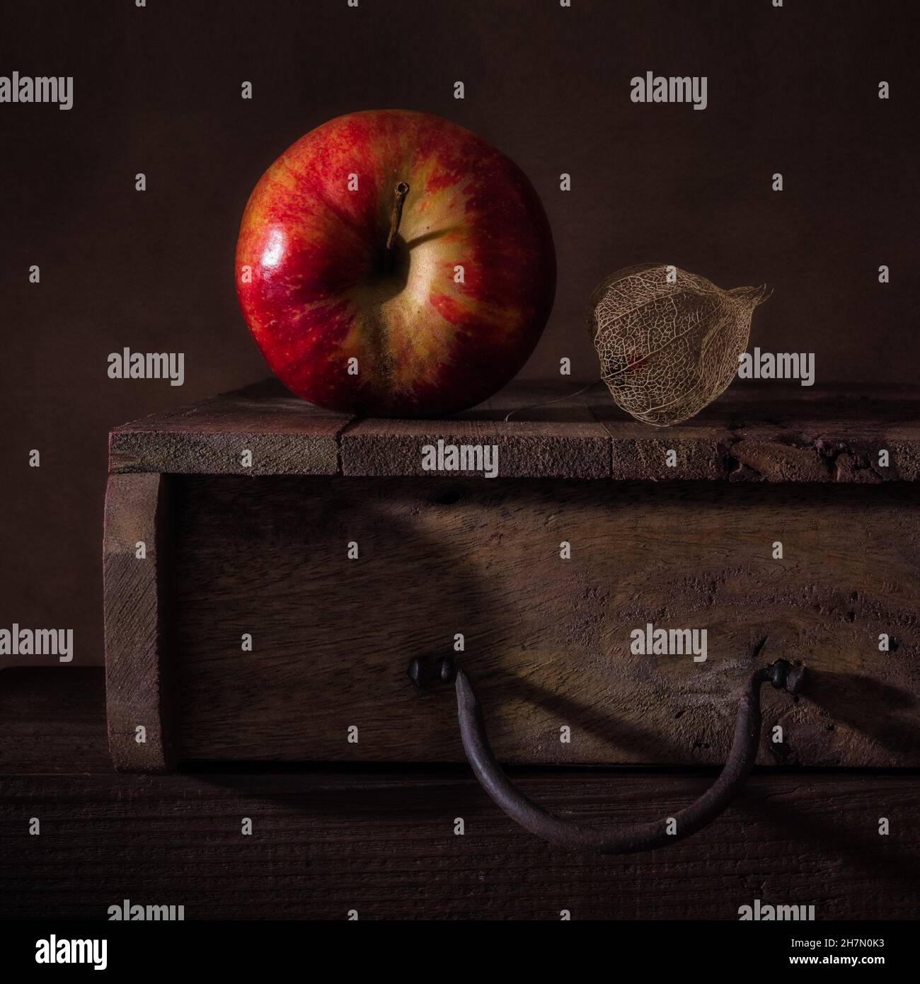 Old apple crate hi-res stock photography and images - Alamy