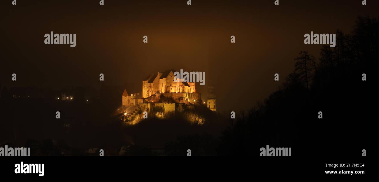 Burghausen castle bavaria night hi-res stock photography and images - Alamy