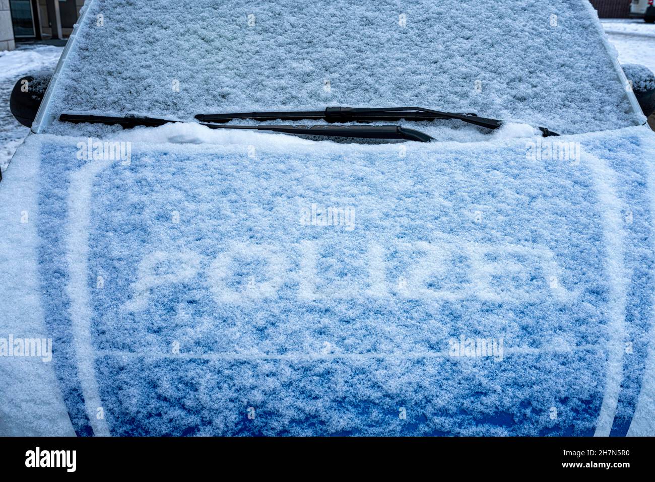 Police car in snow hi-res stock photography and images - Alamy