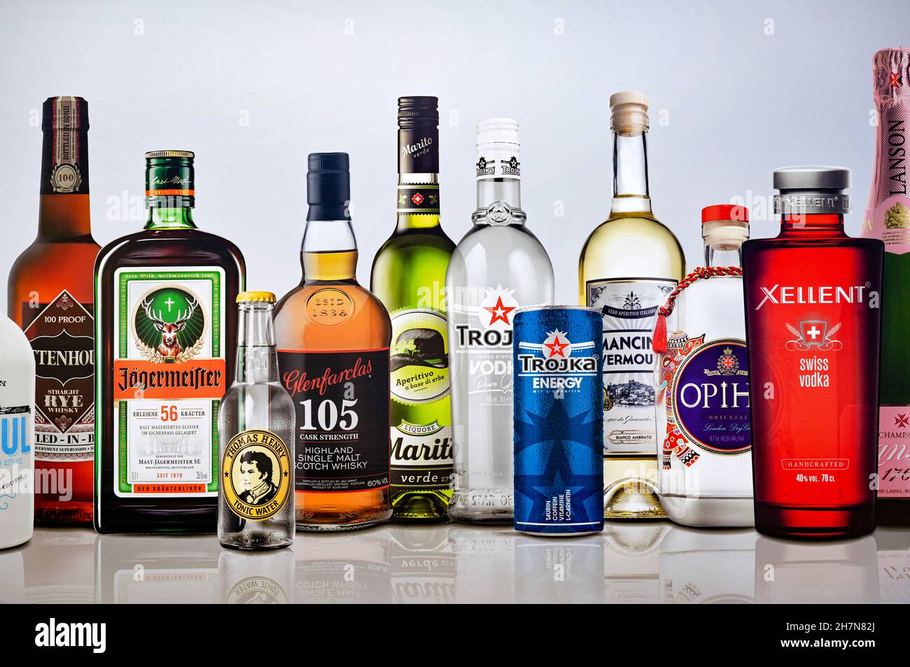 Alcoholic champagne hi-res stock photography and images - Alamy