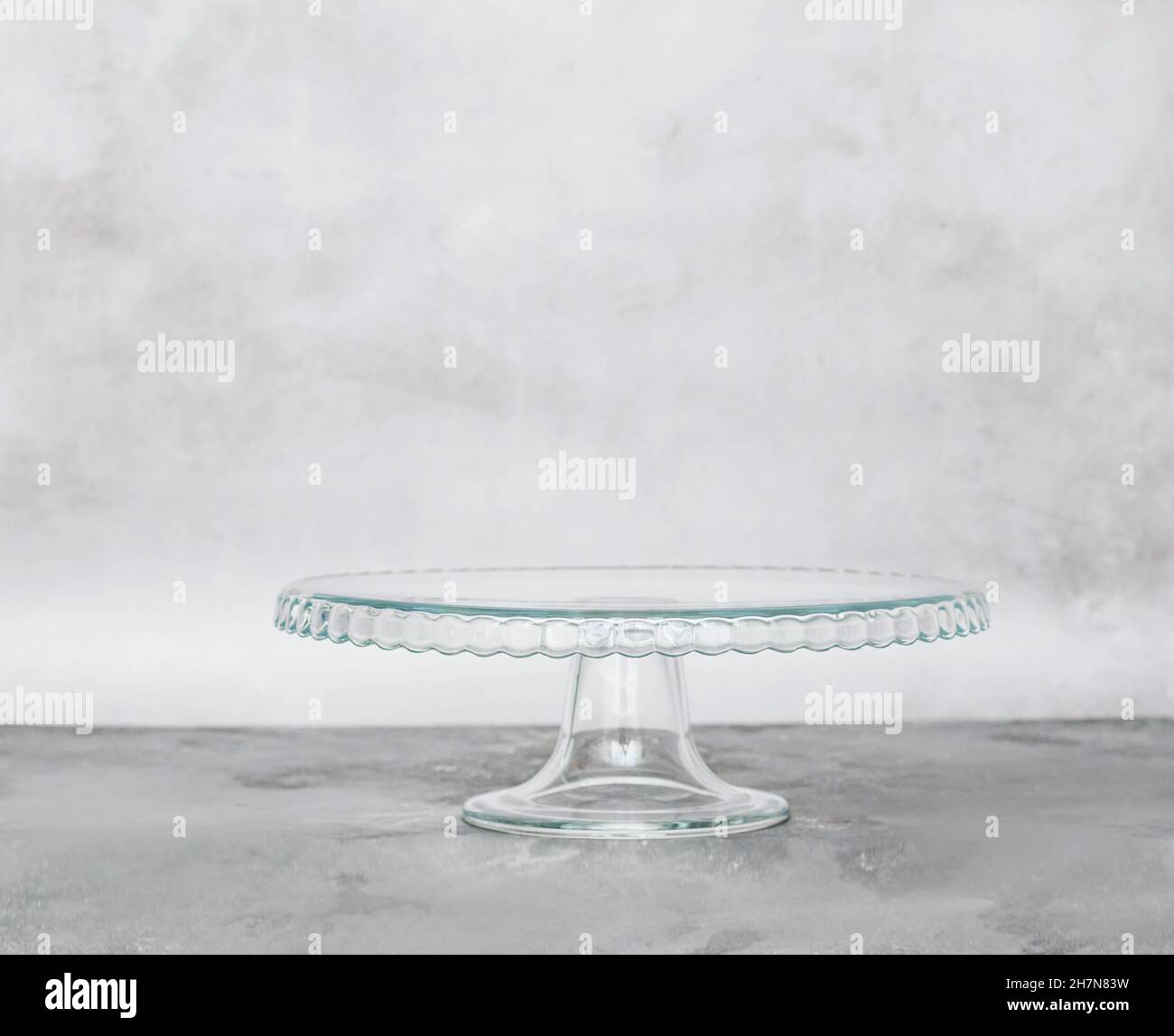 Empty cake stand hi-res stock photography and images - Alamy