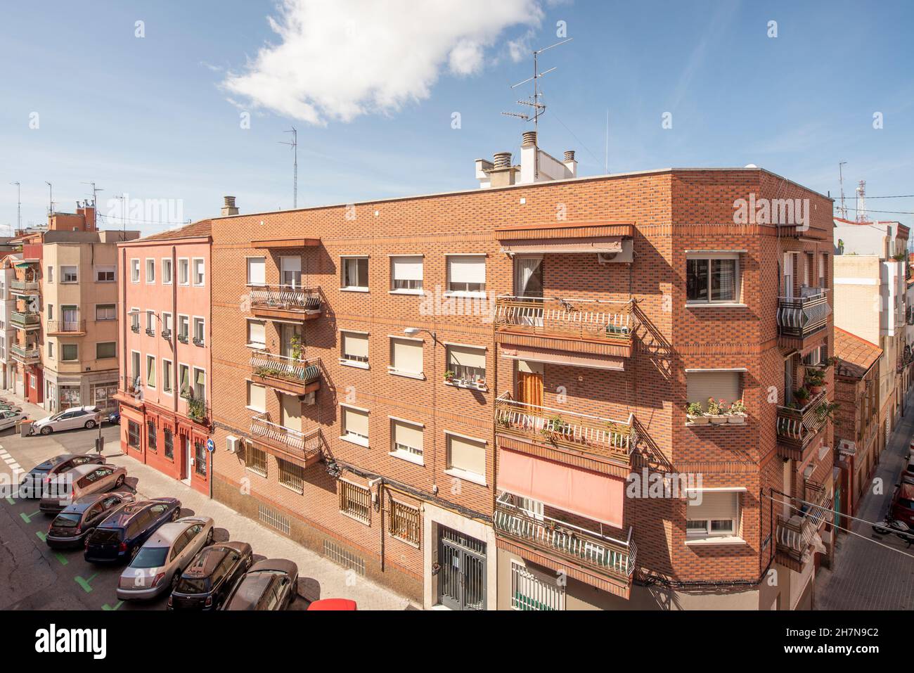 Exposed brick facade hi-res stock photography and images - Alamy