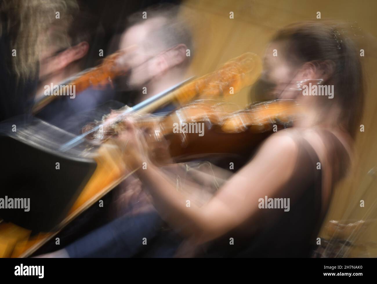 Mask violin hi-res stock photography and images - Alamy
