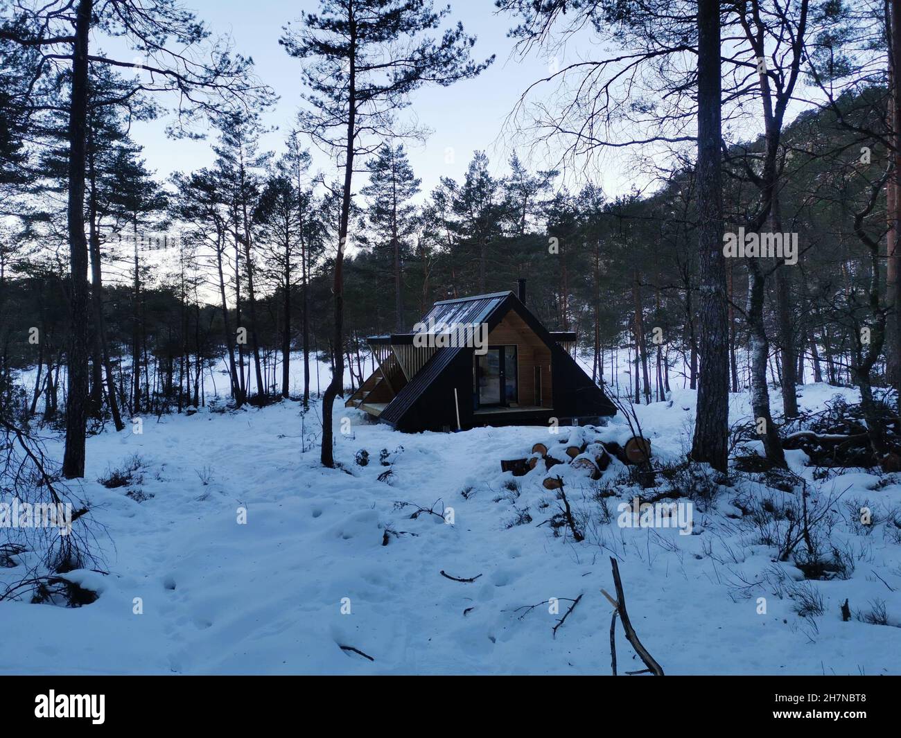 Beautiful cabin in the snowy forest Stock Photo - Alamy
