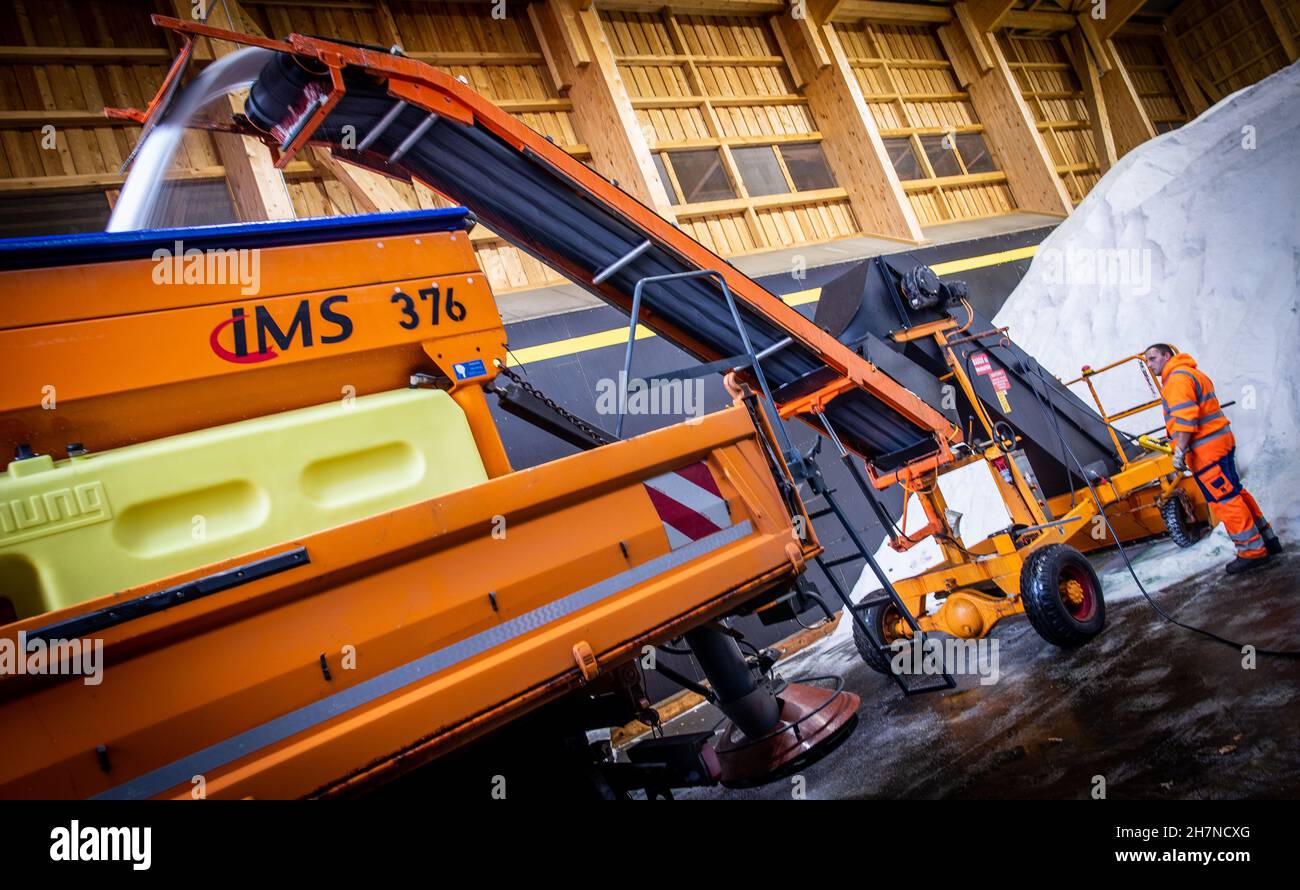 Consrade, Germany. 24th Nov, 2021. Road salt is loaded onto a clearing ...