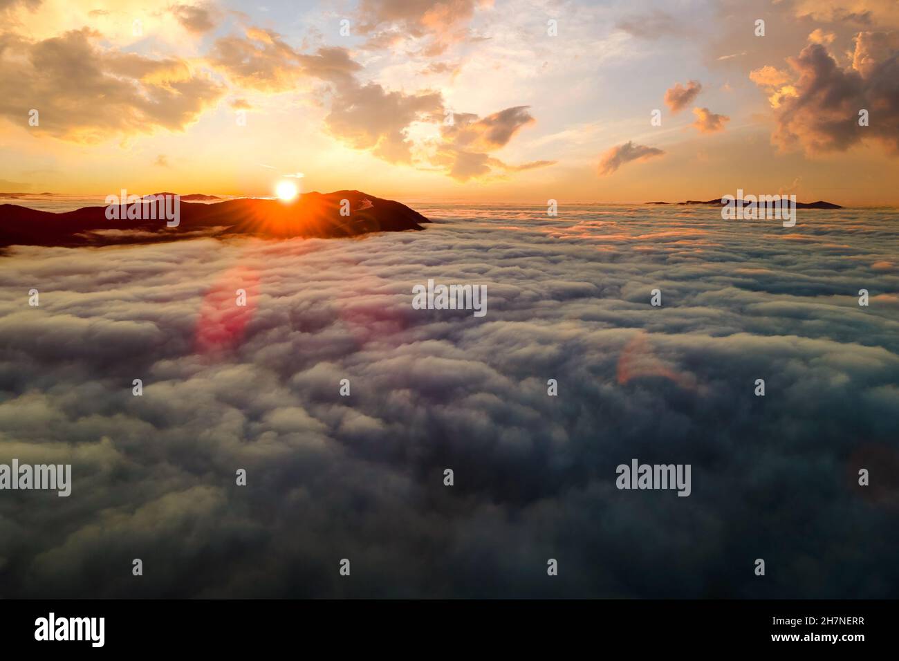 Distant plane on skyline hi-res stock photography and images - Alamy