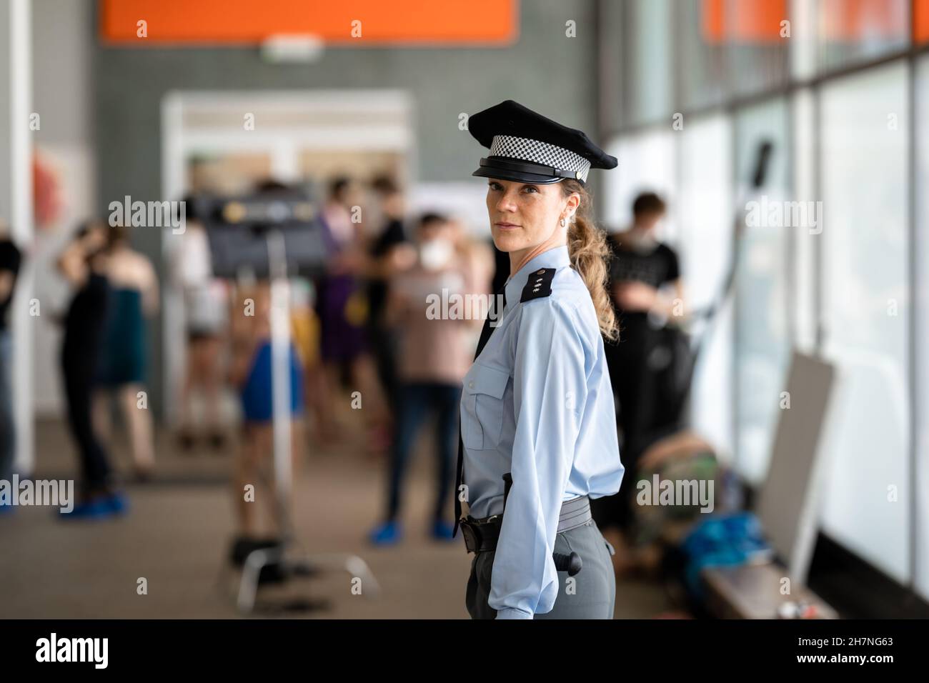 Woman police officer on duty patrol hi-res stock photography and images ...