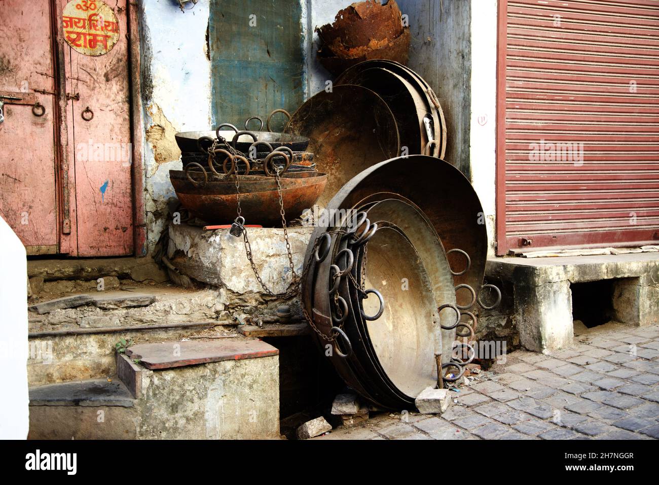 Antique copper bowl hi-res stock photography and images - Alamy