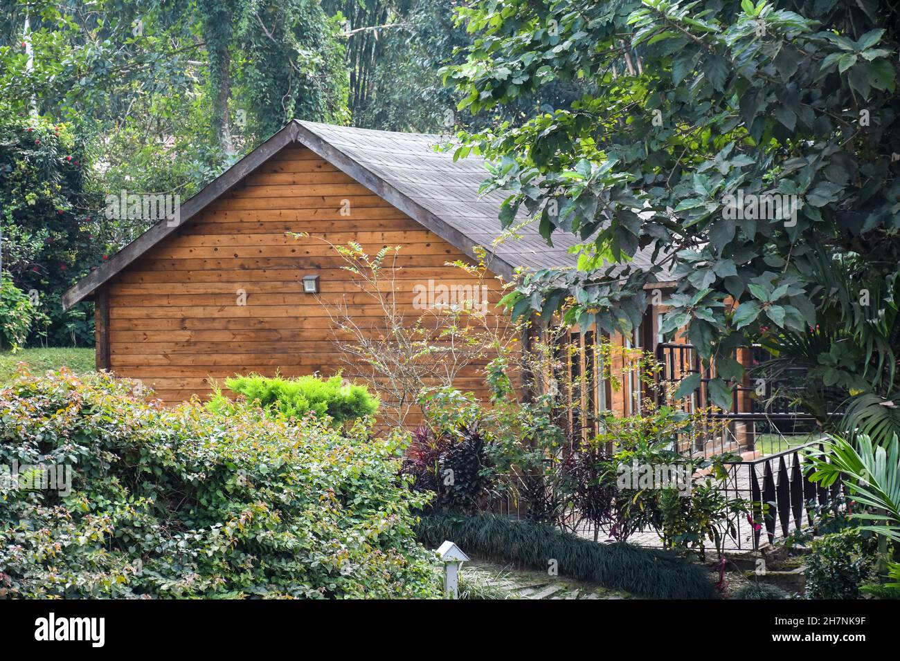 Log cabin exterior holiday home hi-res stock photography and images - Alamy