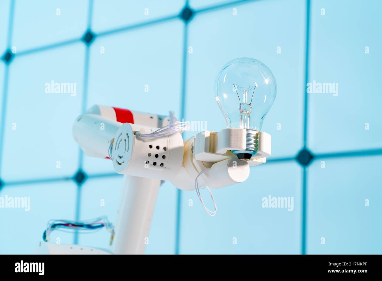 Lighting retro electric bulb lamp in a robot hand Stock Photo - Alamy