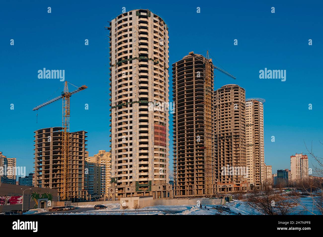 Tall cranes unfinished buildings hi-res stock photography and images ...