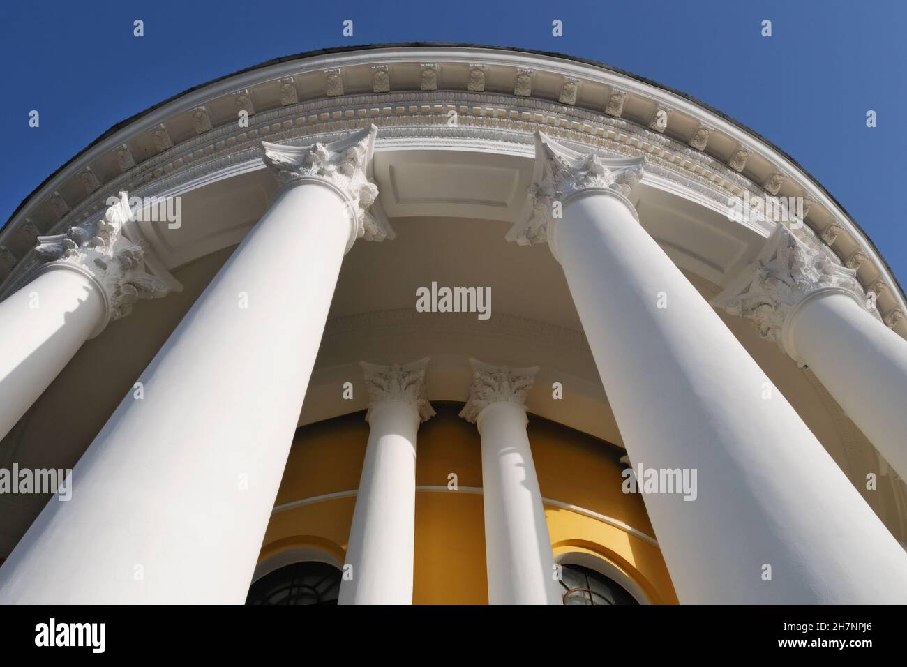 Round front of a building with Corinthian columns Stock Photo - Alamy