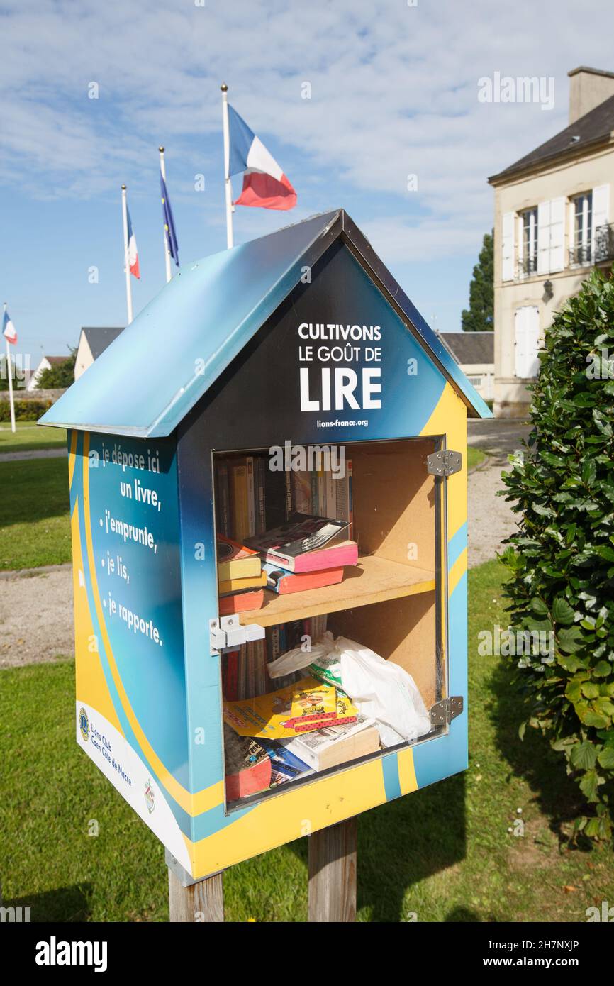 Book sharing box hi-res stock photography and images - Alamy