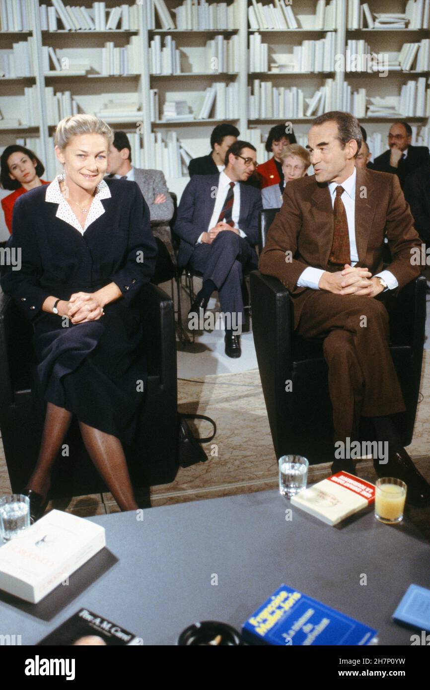 Elisabeth and Robert Badinter on the set of the literary TV show ...
