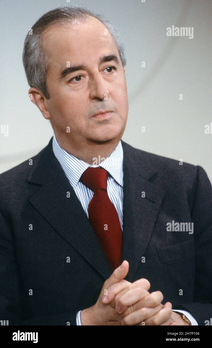 Edouard Balladur on the set of the political TV show "L'heure de verité ...
