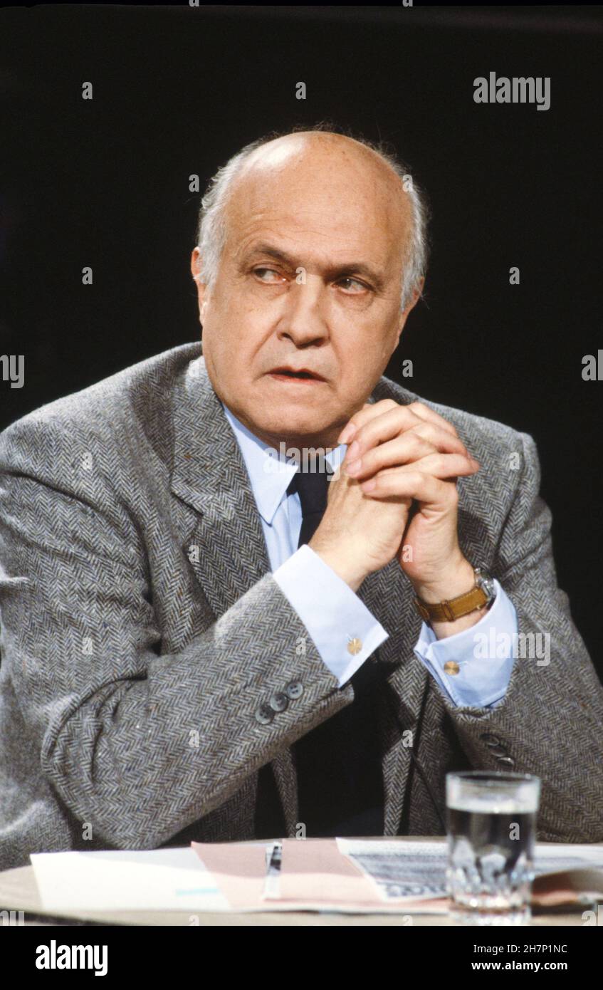 Alain Savary on the set of the television programme "Droit de réponse ...