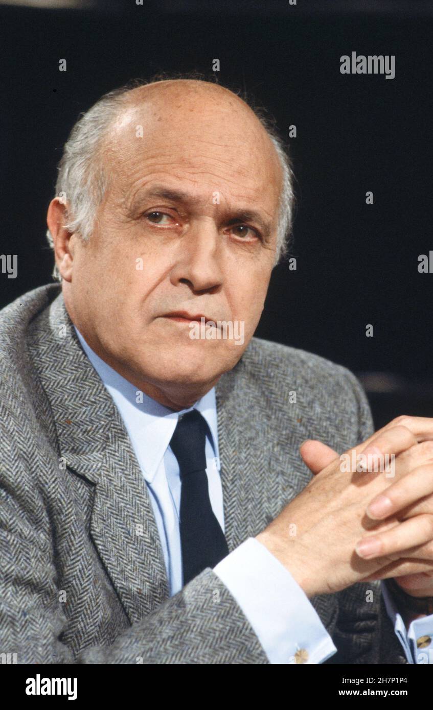 Alain Savary on the set of the television programme "Droit de réponse ...