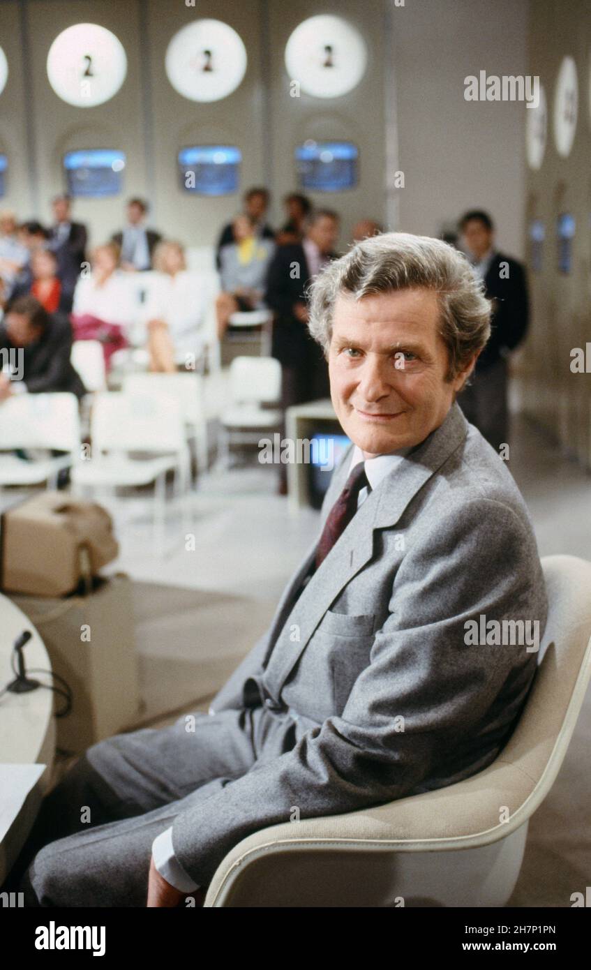 Professor Léon Schwartzenberg on the set of the political TV show "L ...