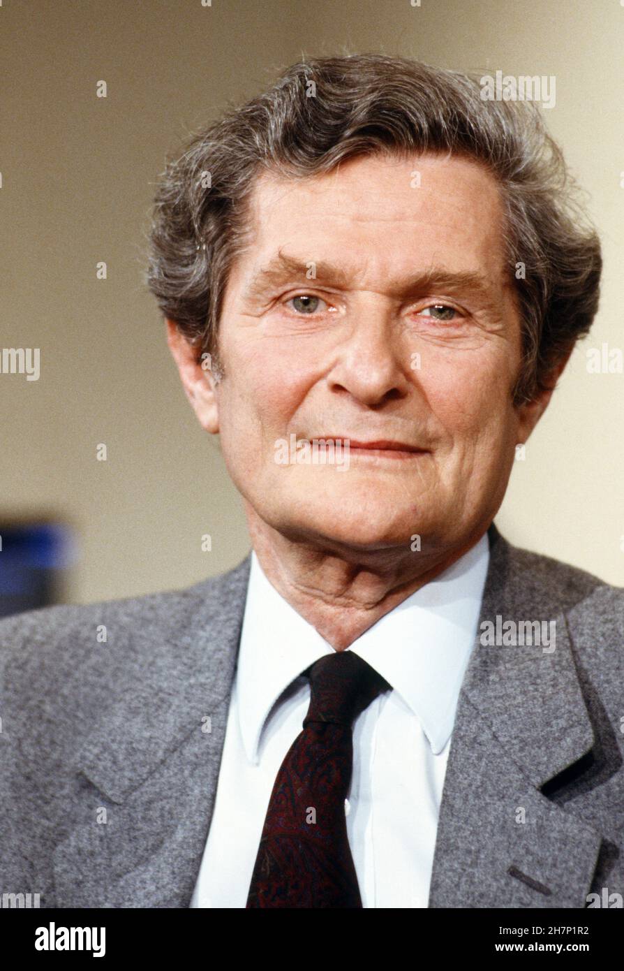 Professor Léon Schwartzenberg on the set of the political TV show "L ...