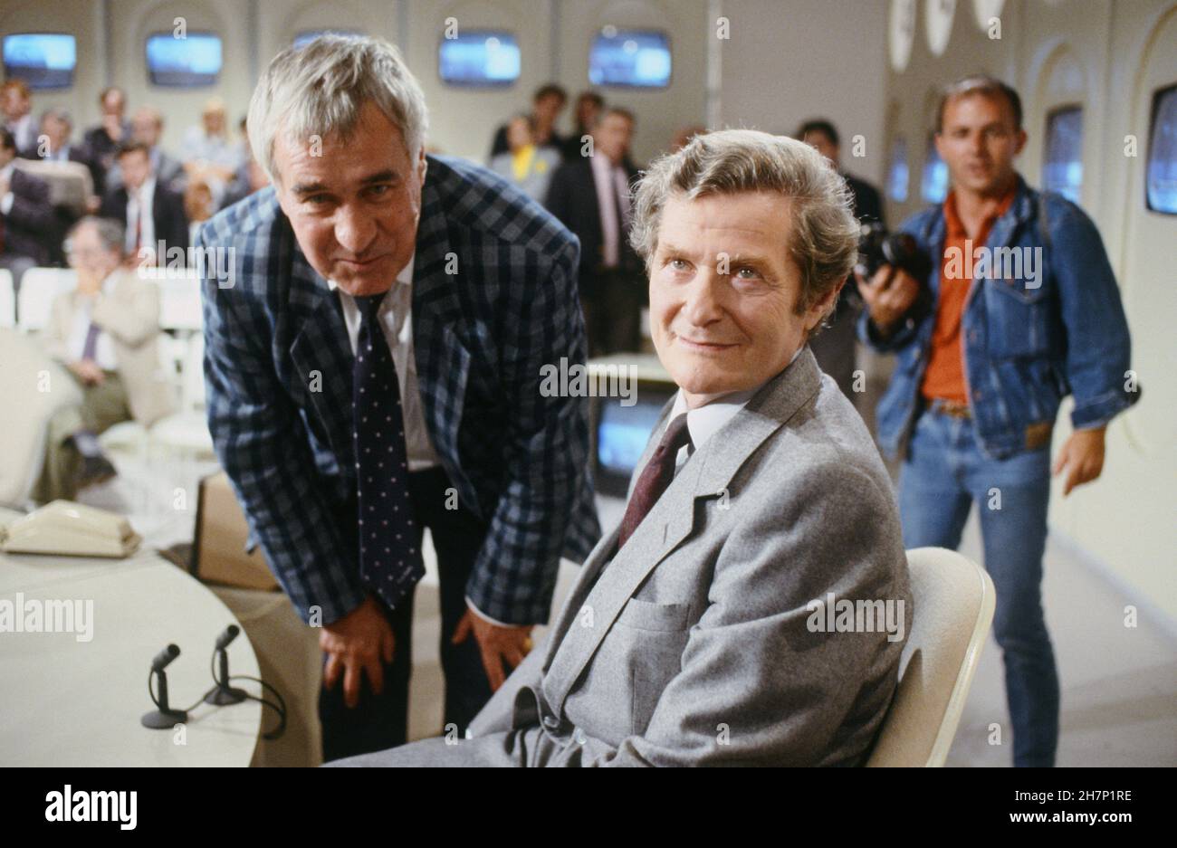 Professor Léon Schwartzenberg on the set of the political TV show "L ...