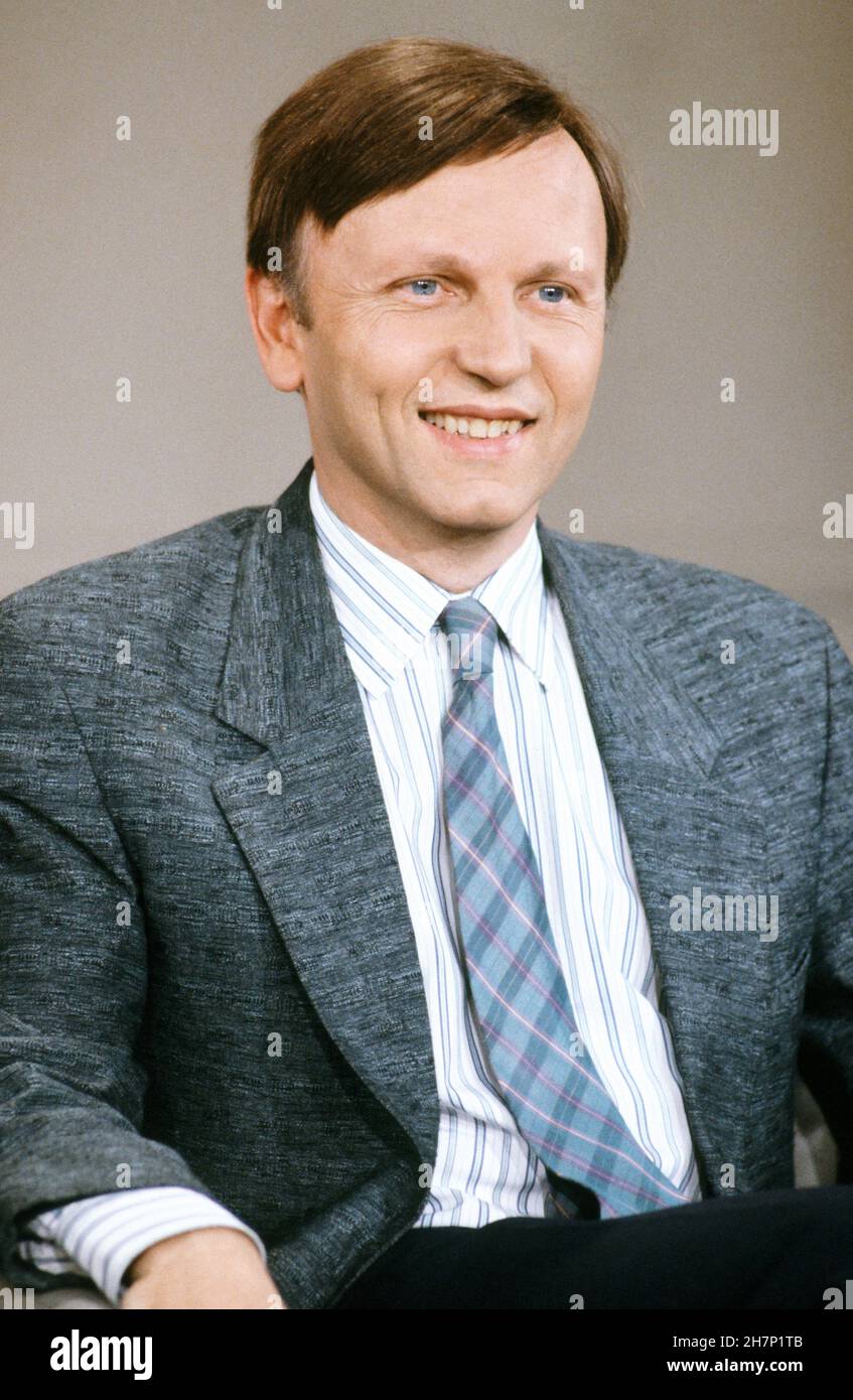 Antoine Waechter on the set of the political TV show "L'heure de vérité ...