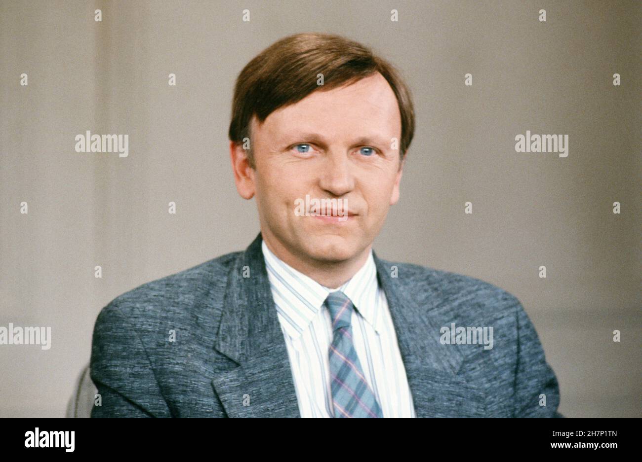 Antoine Waechter on the set of the political TV show "L'heure de vérité ...