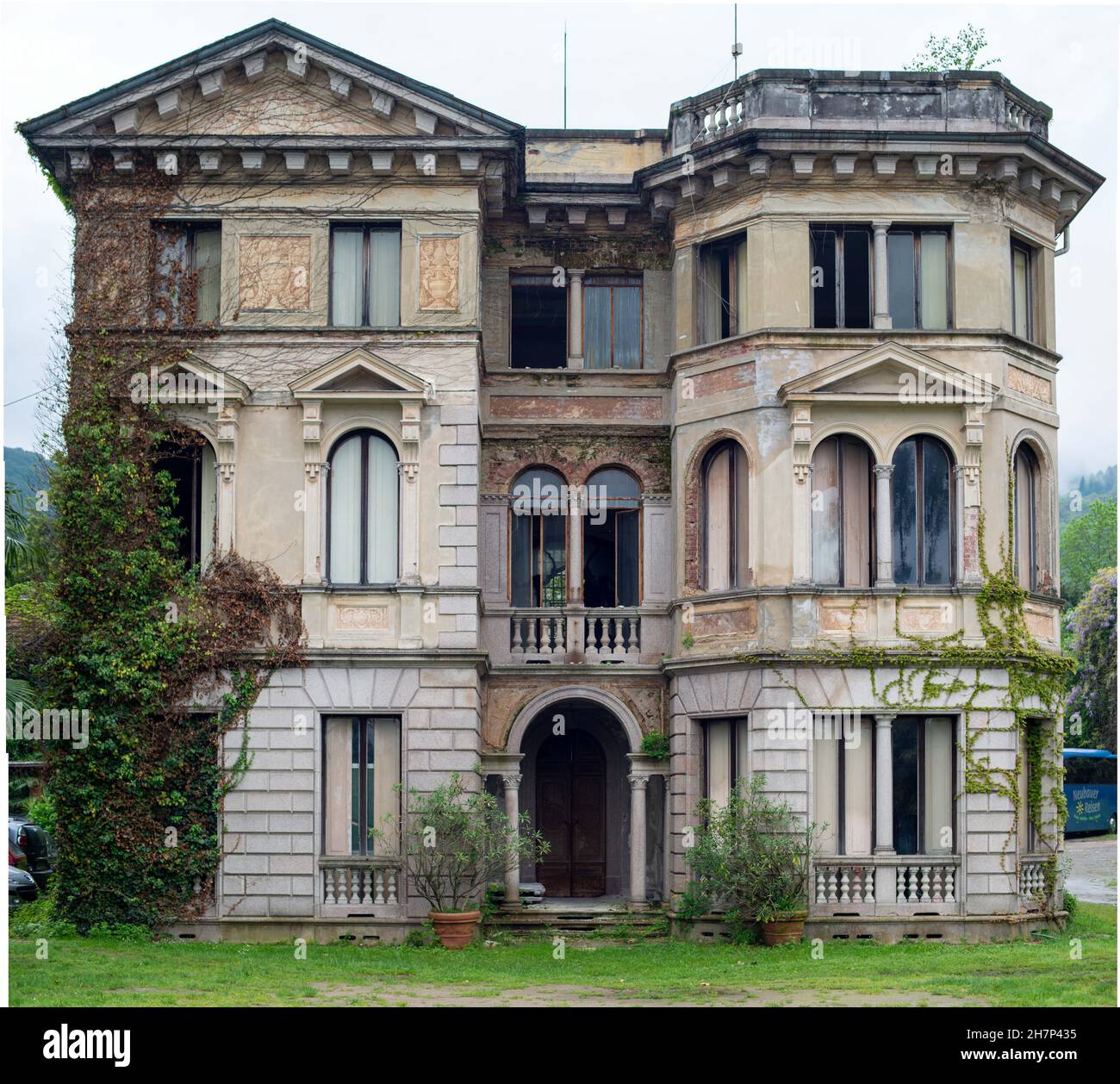 View of an old mansion Stock Photo - Alamy